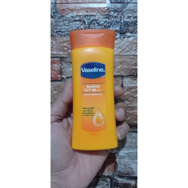Jual Vaseline Sunblock memiliki SPF 30 PA++-vasellin health bright ...