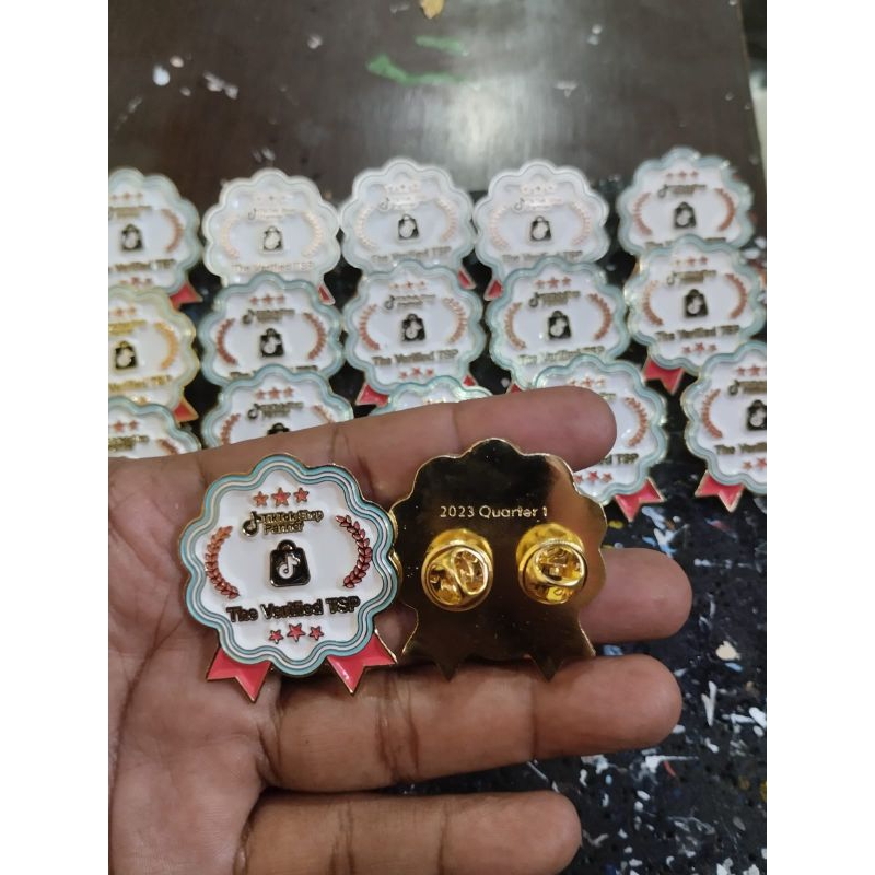 Jual Enamel Pin Custom Gold Design Bebas Shopee Indonesia