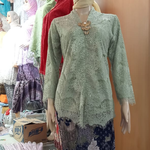 Jual Atasan Kebaya Kartini Brokat Renda / Kebaya Renda Kartini Taro Dan ...