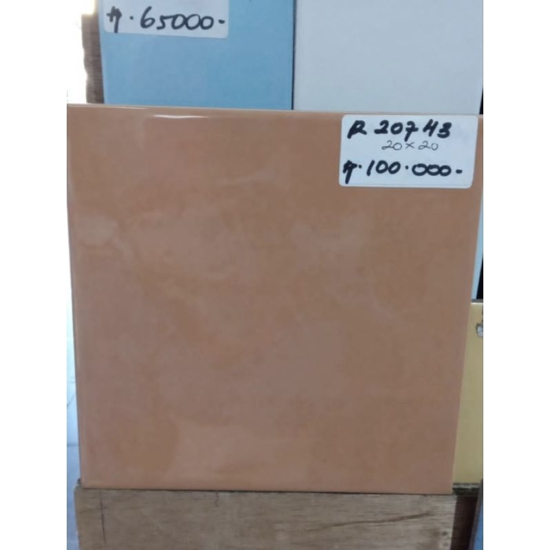 Jual keramik lantai ruang tamu rumah 20x20 coklat bata salem roman ...