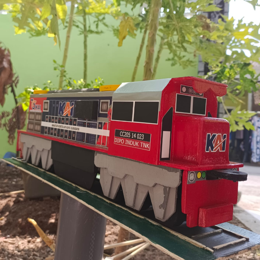 Jual Lokomotif Kereta Api CC205 Livery 1998 Red blue MINIATUR KERETA ...