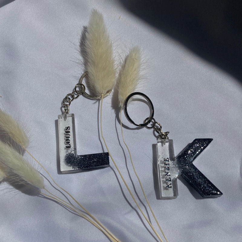 Jual [Poio] Gantungan Kunci Glitter Abu-abu Inisial Nama/ Alphabet ...