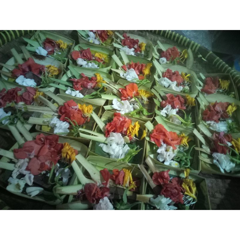 Jual Canang Ceper Badung Lengkap dengan Bunga (Banten Hindu Bali ...