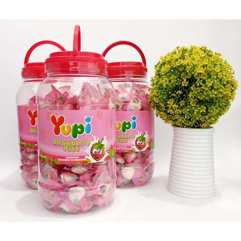 Jual PERMEN KUNYAH YUPI STRAWBERRY KISS - JAR TOPLES | Shopee Indonesia