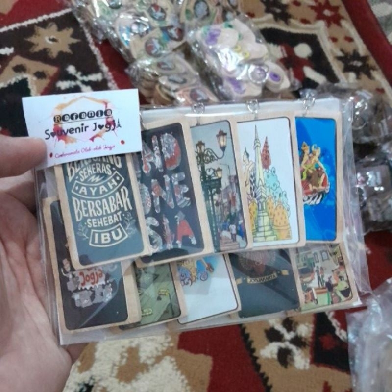 Jual 10 pcs Gantungan Kunci Mix STIKER Wisata khas Jogja Kayu Standar ...