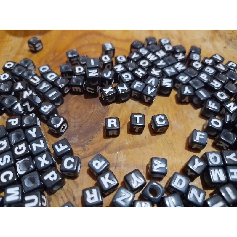 Jual Alphabet Dice Black-White | Mote Dadu Alphabet Hitam-Putih Kecil ...
