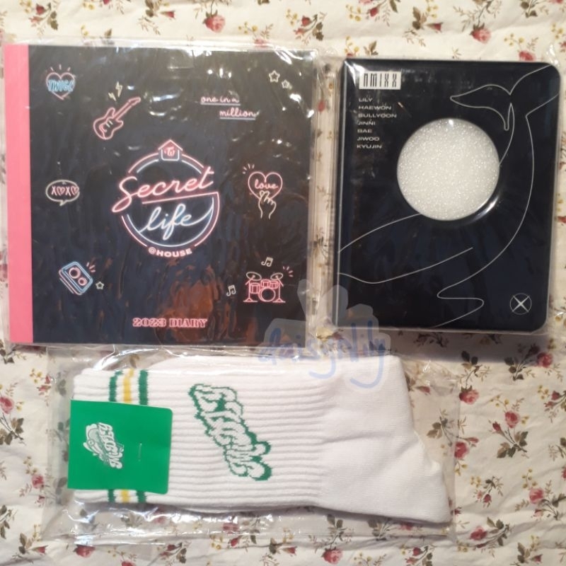 Jual Diary Twice SG Season Greeting 2023 Socks Fankit Midzy Itzy Gen 2 ...