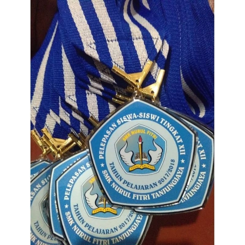 Jual kalung Medali wisuda Acrylic Resin (Custom) ukuran 8x8cm | Shopee ...