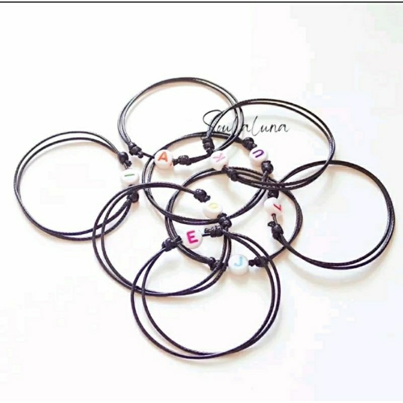 Jual gelang inisial nama couple bulat putih tulisan warna warni abjad ...
