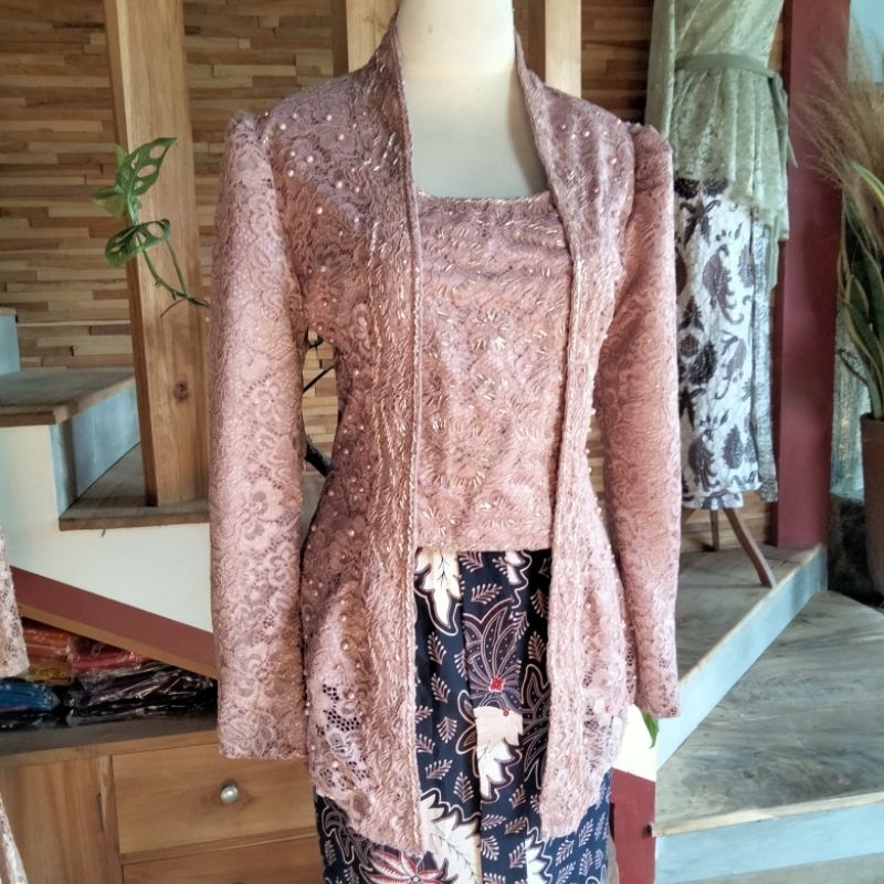 Jual Kebaya wisuda / kebaya kutubaru / kebaya pagar ayu | Shopee Indonesia