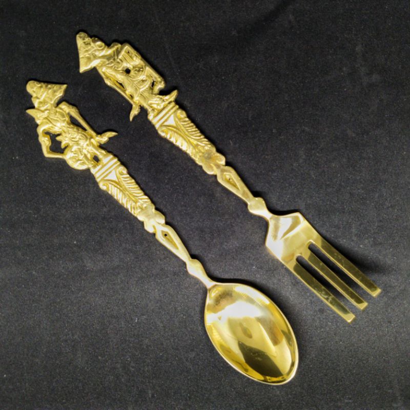 Jual Sendok & garpu kuningan Gold motif wayang krisna & karna | Shopee ...