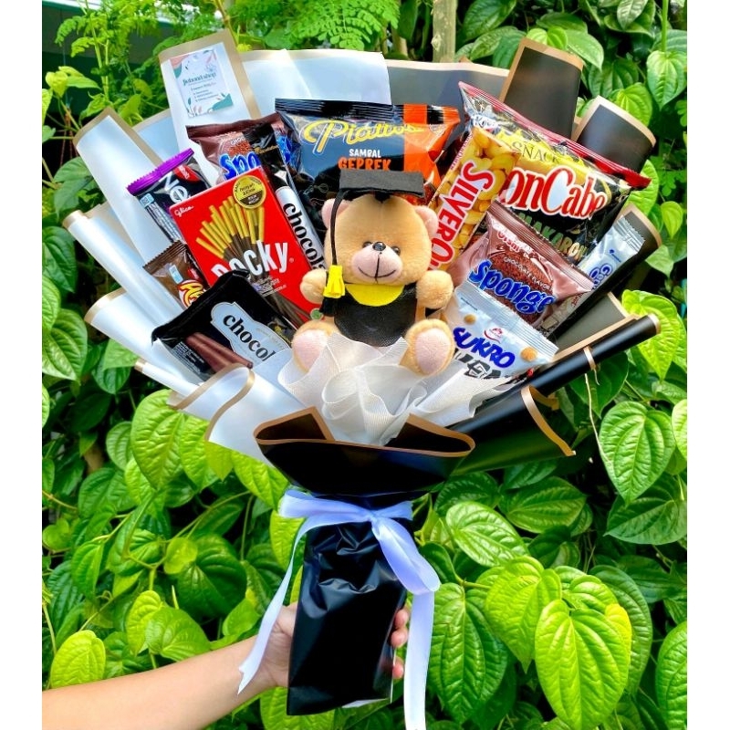Jual BUKET SNACK HITAM PUTIH MEWAH BONEKA WISUDA BESAR PREMIUM KERTAS ...