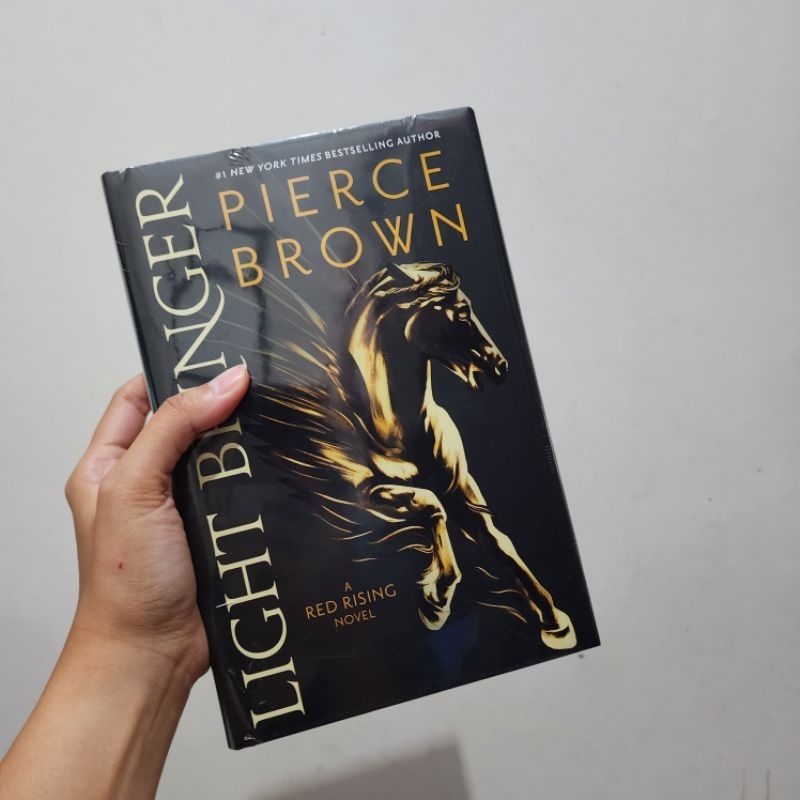 Jual Light bringer - Pierce Brown (HC UK) | Shopee Indonesia