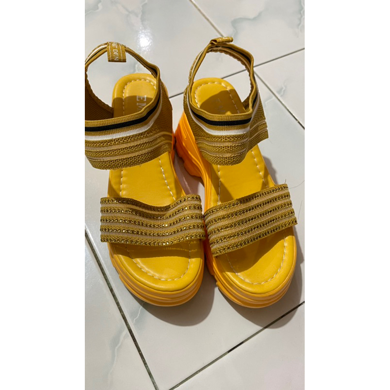 Jual sepatu sandal emory yellow (prelove) | Shopee Indonesia