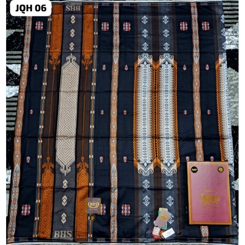 Jual SARUNG BHS EXCELLENT JAQUARD GOLD SERI HITAM LENGKAP | Shopee ...