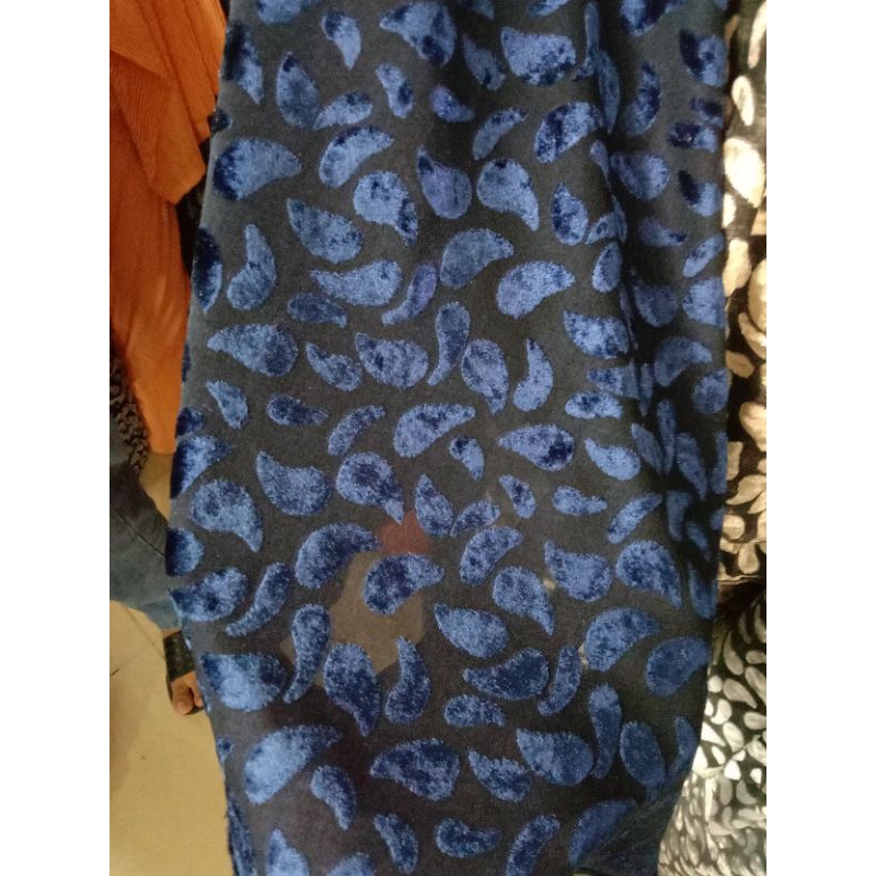 Jual kain/bahan bludru hitam motif | bludru garment | Shopee Indonesia
