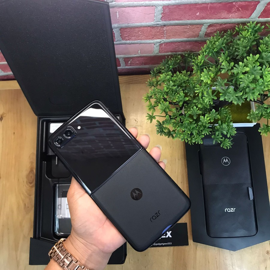 Jual Motorola Razr 2022 5G 12GB 512GB Satin Black Pajak resmi bea cukai ...