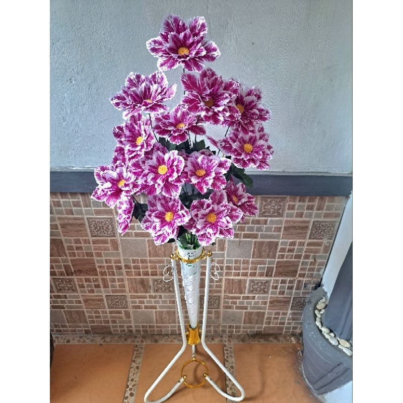 Jual bunga lily cabang 18 kuntum 18 berikut pot standing besi corong ...