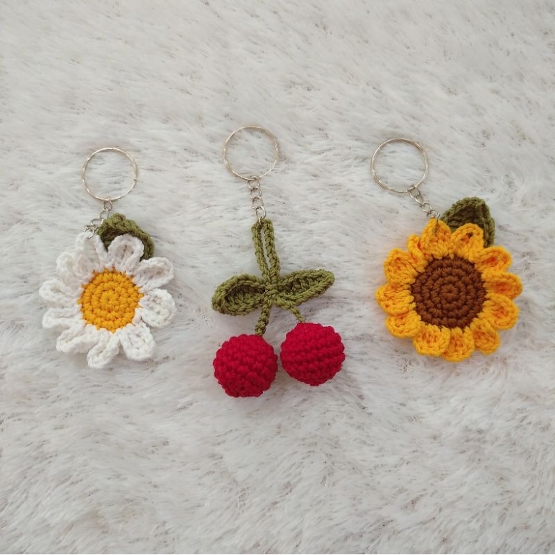 Jual GANTUNGAN KUNCI RAJUT CHERRY, DAISY, SUNFLOWER | Shopee Indonesia