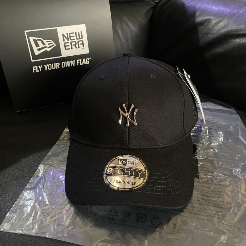 Jual Topi NY yankees Mini Logo Metal Plate Baseball Cap Limited FREE ...