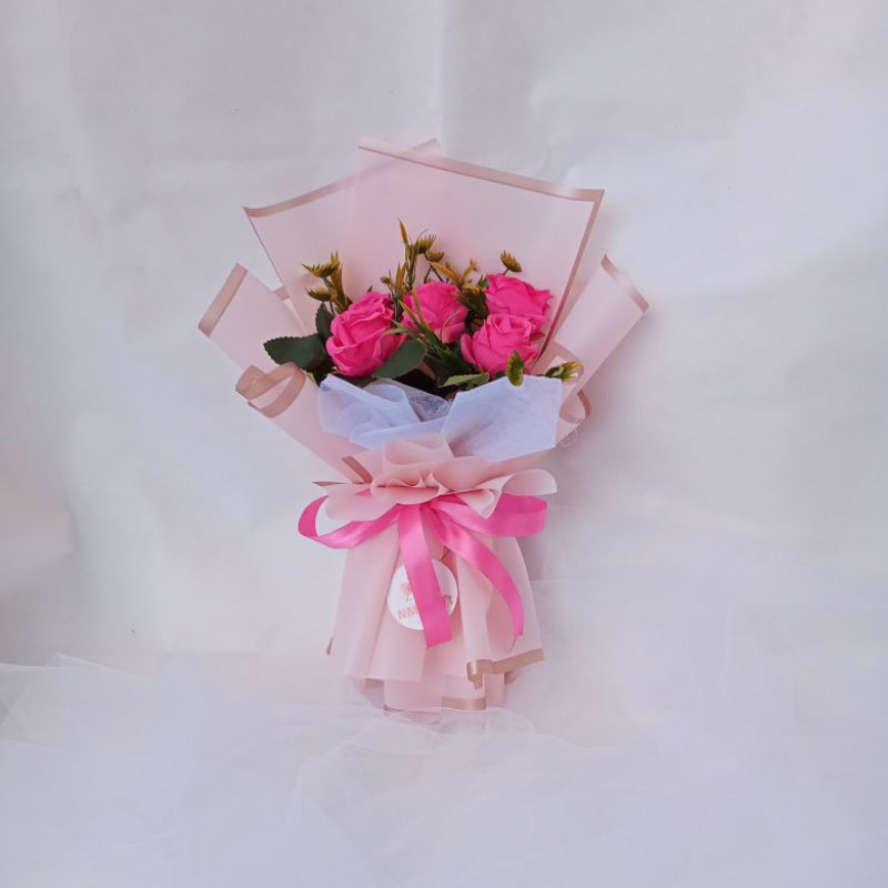 Jual buket bunga mawar merah / buket bunga rose / buket kado wisuda ...