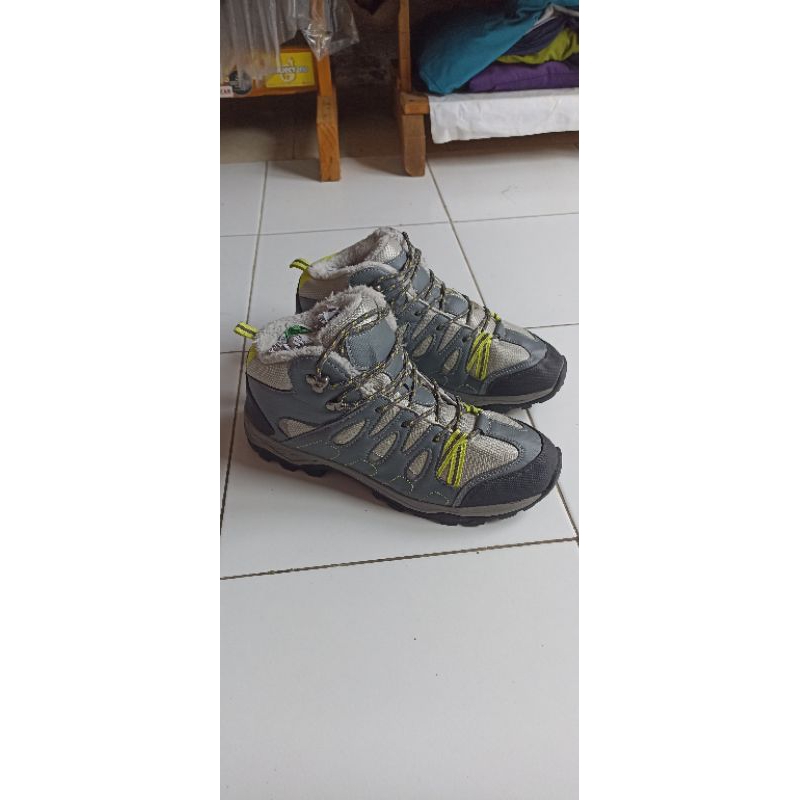 Jual sepatu outdoor second | Shopee Indonesia