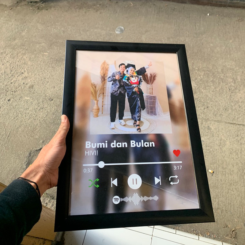 Jual custom bingkai spotify ukuran 30 x 40 cm free 3 foto polaroid ...