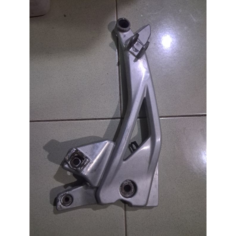 Jual footstep kanan bajaj pulsar 220 f ug4 original | Shopee Indonesia