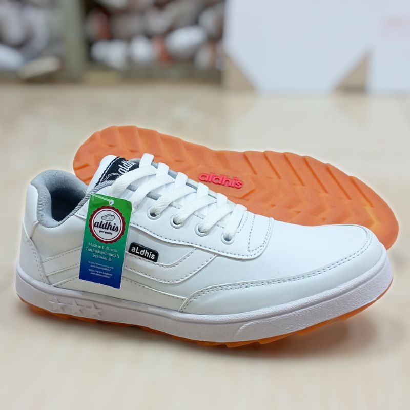 Jual Sepatu Pria Keren Full White Sneakers Kekinian Bisa Buat Gaya Terbaru 2025 | Shopee Indonesia