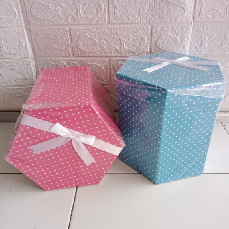 Jual Kotak Kado Gift Box Hadiah 22x23cm | Shopee Indonesia