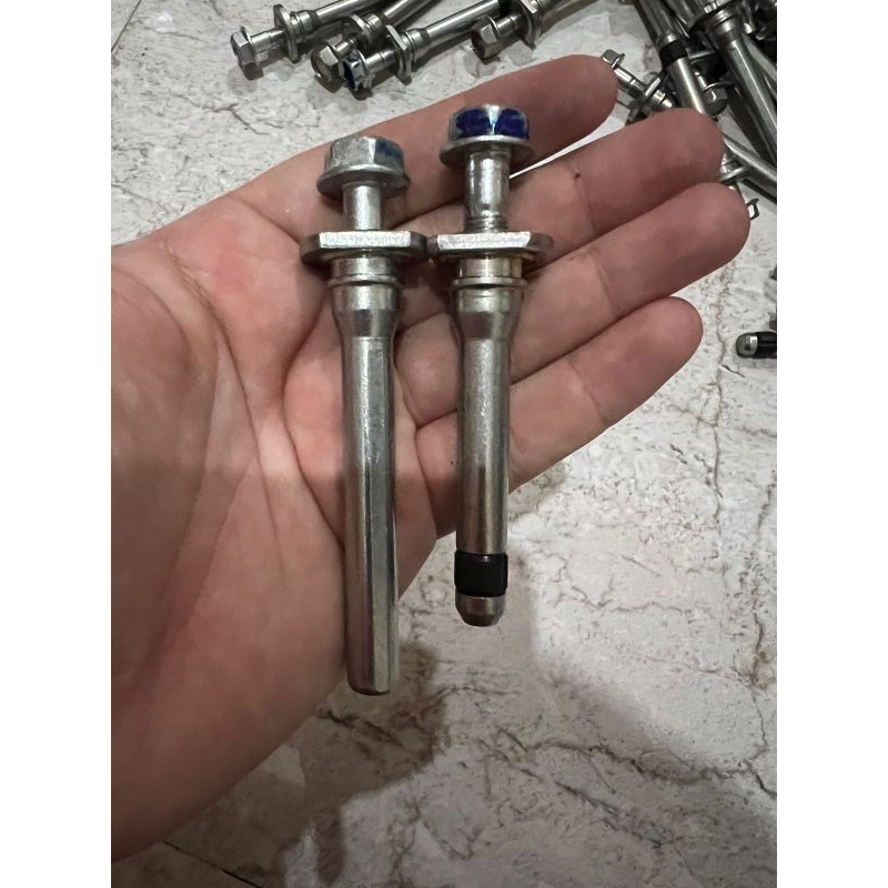 Jual Baut Pin Pen Caliper Set Calya Sigra Sienta Original | Shopee Indonesia