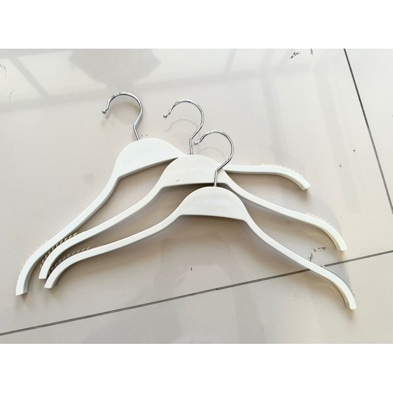 Jual Hanger Kayu zara putih with antislip (preloved) | Shopee Indonesia