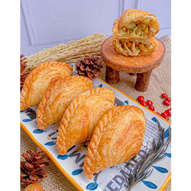 Jual Karipap Ayam (10 pcs)/Curry Puff Pusing Malaysia/Pastel Berlapis ...
