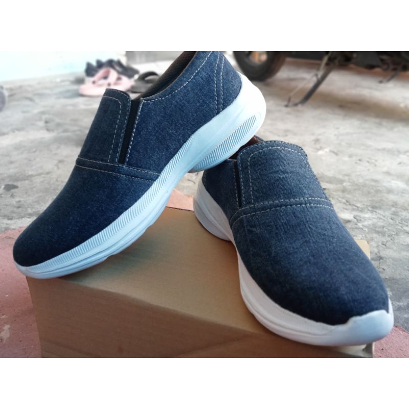 Jual sepatu slip on sneaker/sepatu santai | Shopee Indonesia