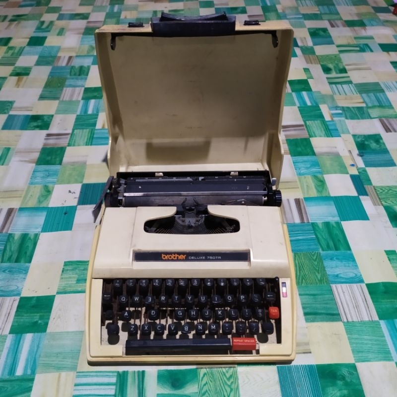 Jual (Antik) Mesin Tik / Typewriter Brother Deluxe 750TR Original ...