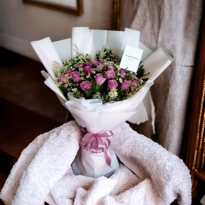 Jual Hand buket bunga mawar fresh warna ungu | Shopee Indonesia