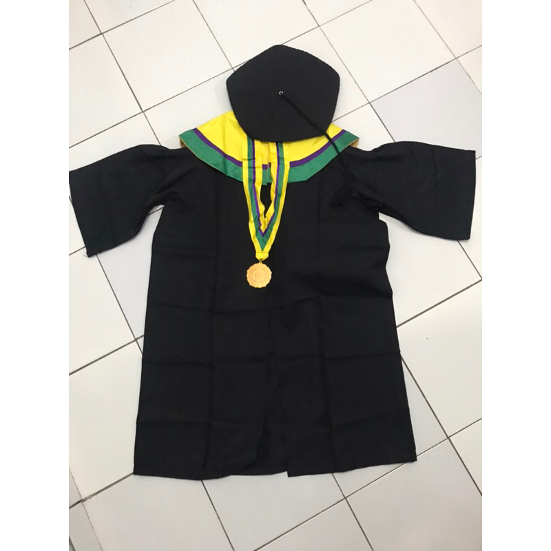 Jual Baju Toga Wisuda FKIP UMS kain Gabardin Set Lengkap dengan Topi ...
