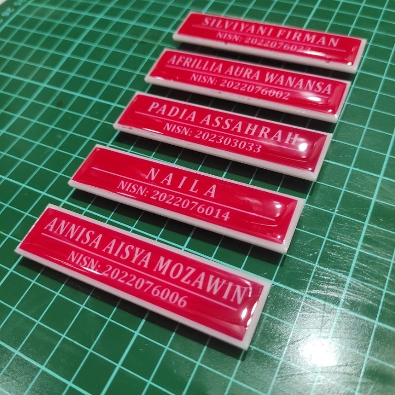 Jual Nametag Latar merah tulisan putih magnet | Shopee Indonesia