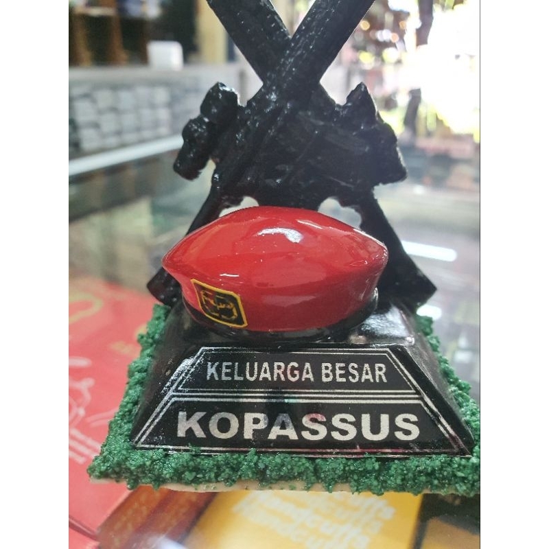 Jual Miniatur Baret Kopassus Tembak | Patung miniatur mobil Army ...