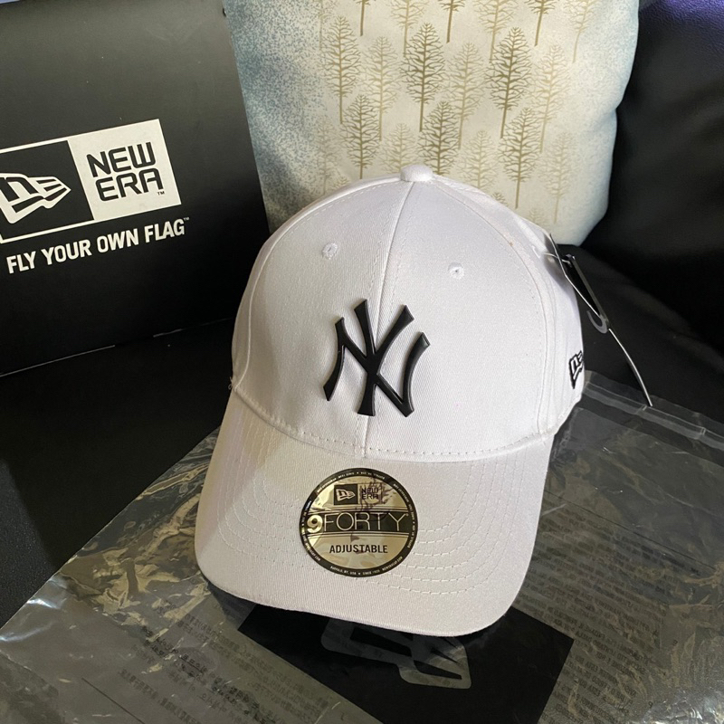 Jual NY 9 FORTY WHITE CAP WITH BLACK METAL LOGO | Shopee Indonesia