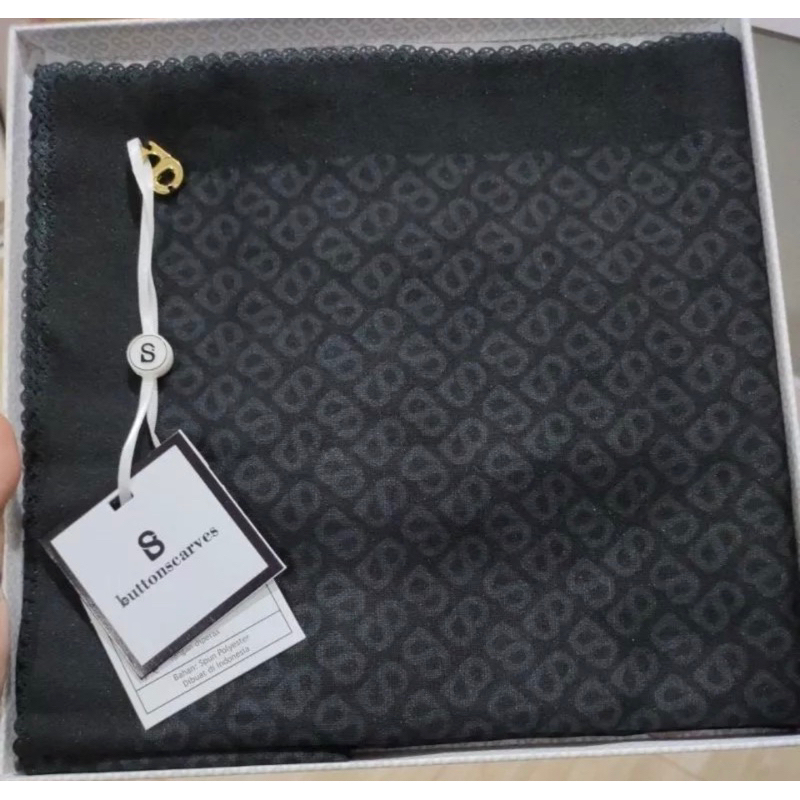 Jual Buttonscarves Tapis Black | Shopee Indonesia