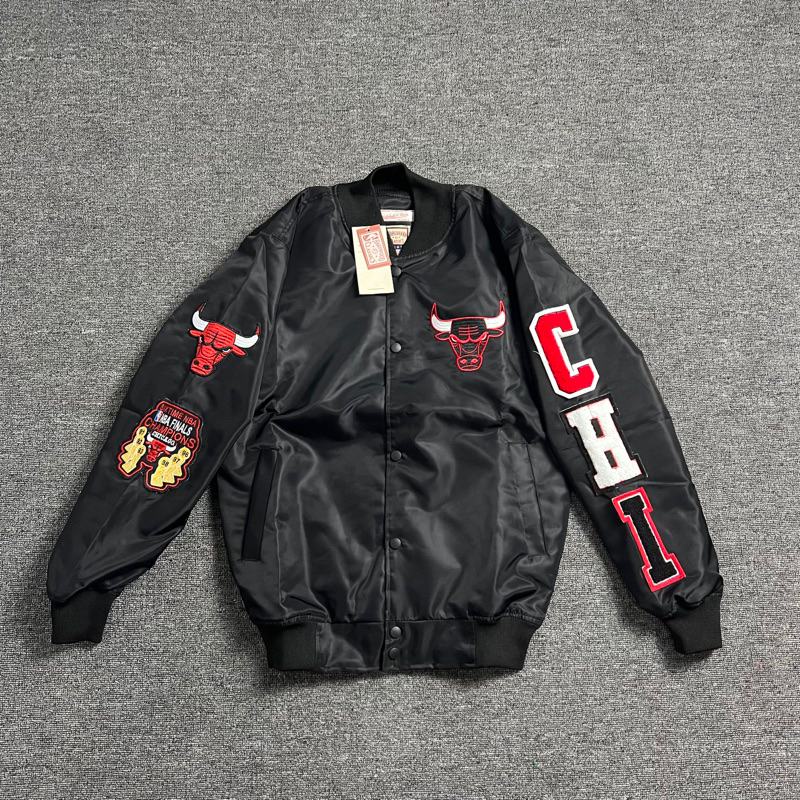 Jual VARSITY BOMBER CHICAGO BULLS WHITE COLOR FULL TEG | Shopee Indonesia