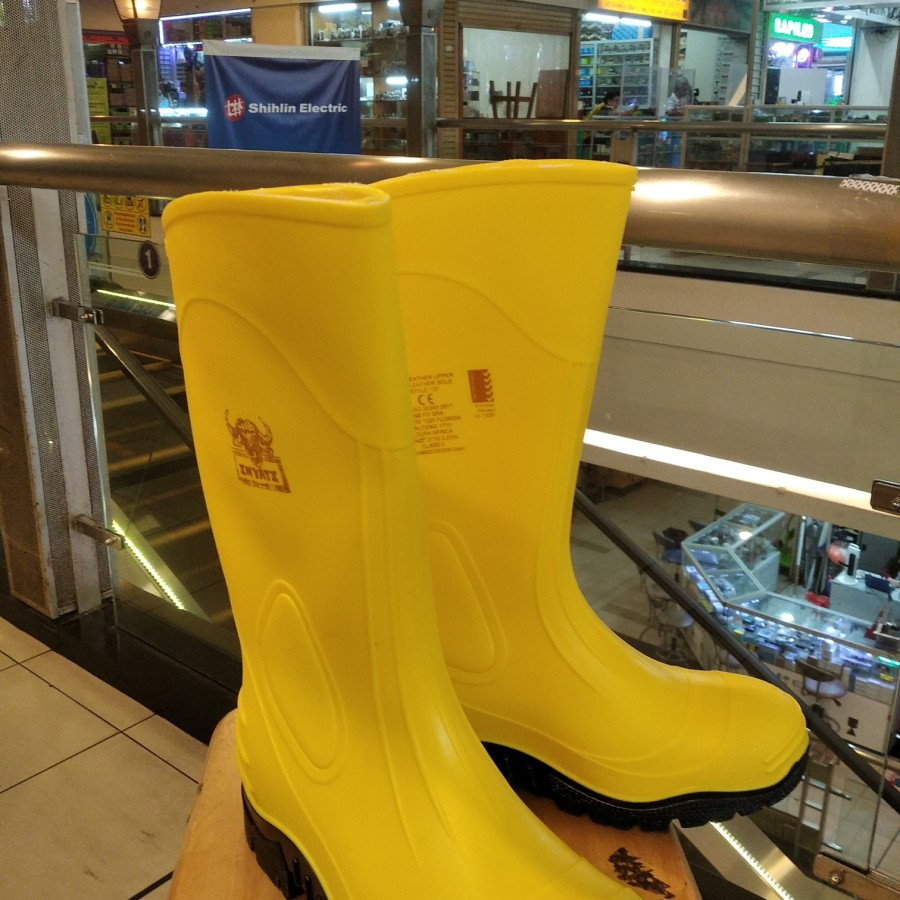 Jual Sepatu Safety Boots INIYATI / Safety Boots Wayna Iniyati / Sepatu ...