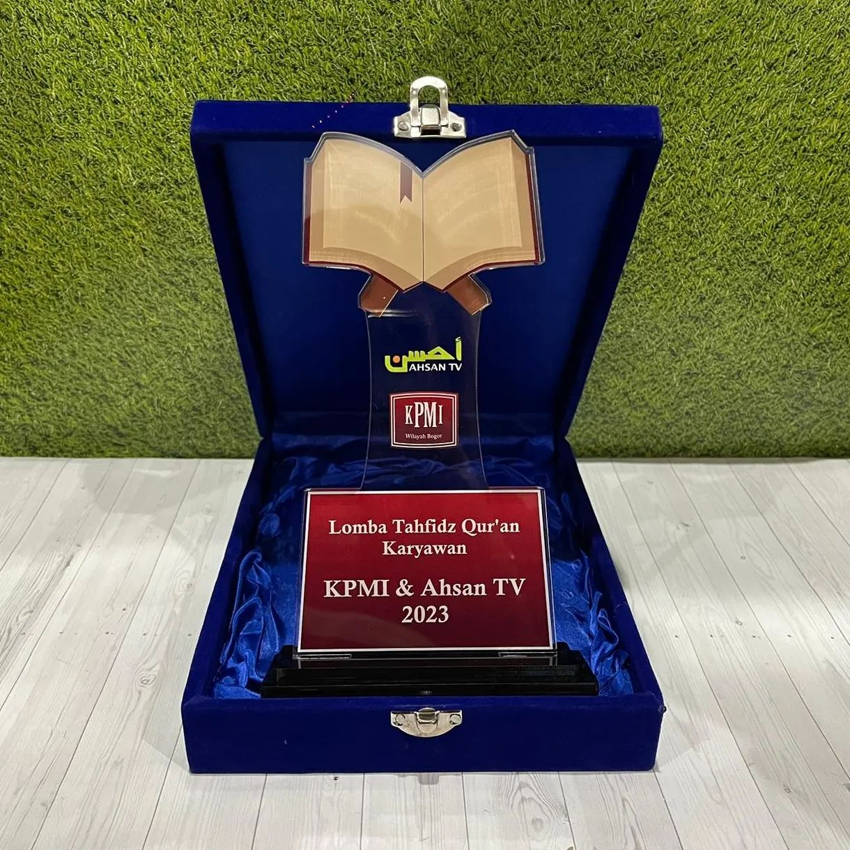 Jual Desain Custom Plakat akrilik cinderamata+box bludru 20x10cm ...