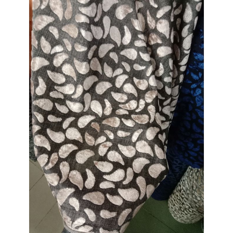 Jual kain/bahan bludru hitam motif | bludru garment | Shopee Indonesia