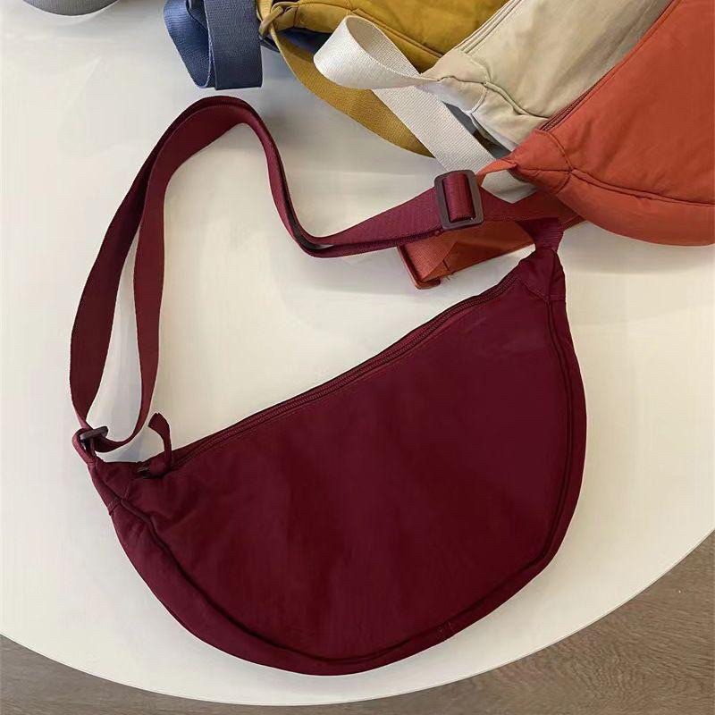 Jual Baru Halfmoon Bag uniqlo maroon/ tas selempang | Shopee Indonesia