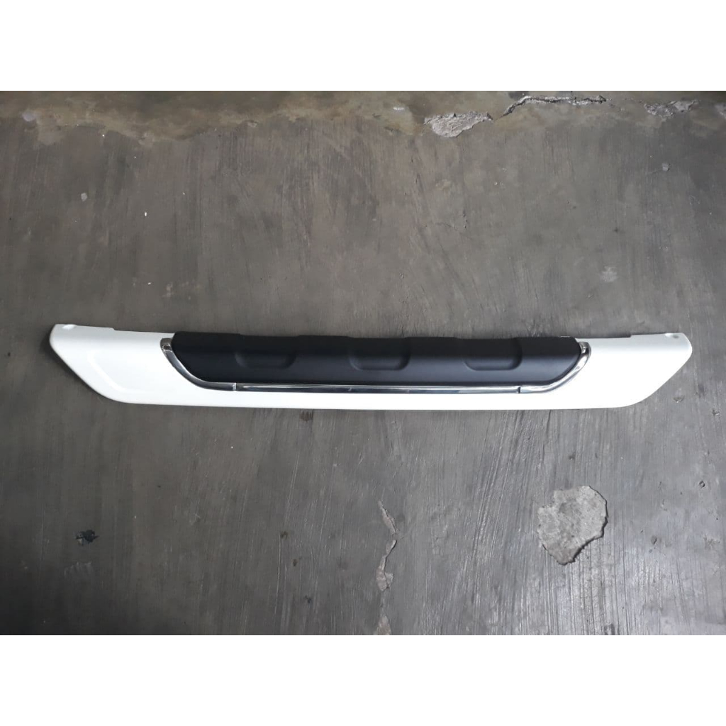 Jual REAR BUMPER ORNAMENT INNOVA REBORN (PUTIH HITAM) | Shopee Indonesia