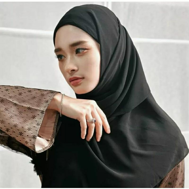 Jual pashmina hitam bella square | Shopee Indonesia