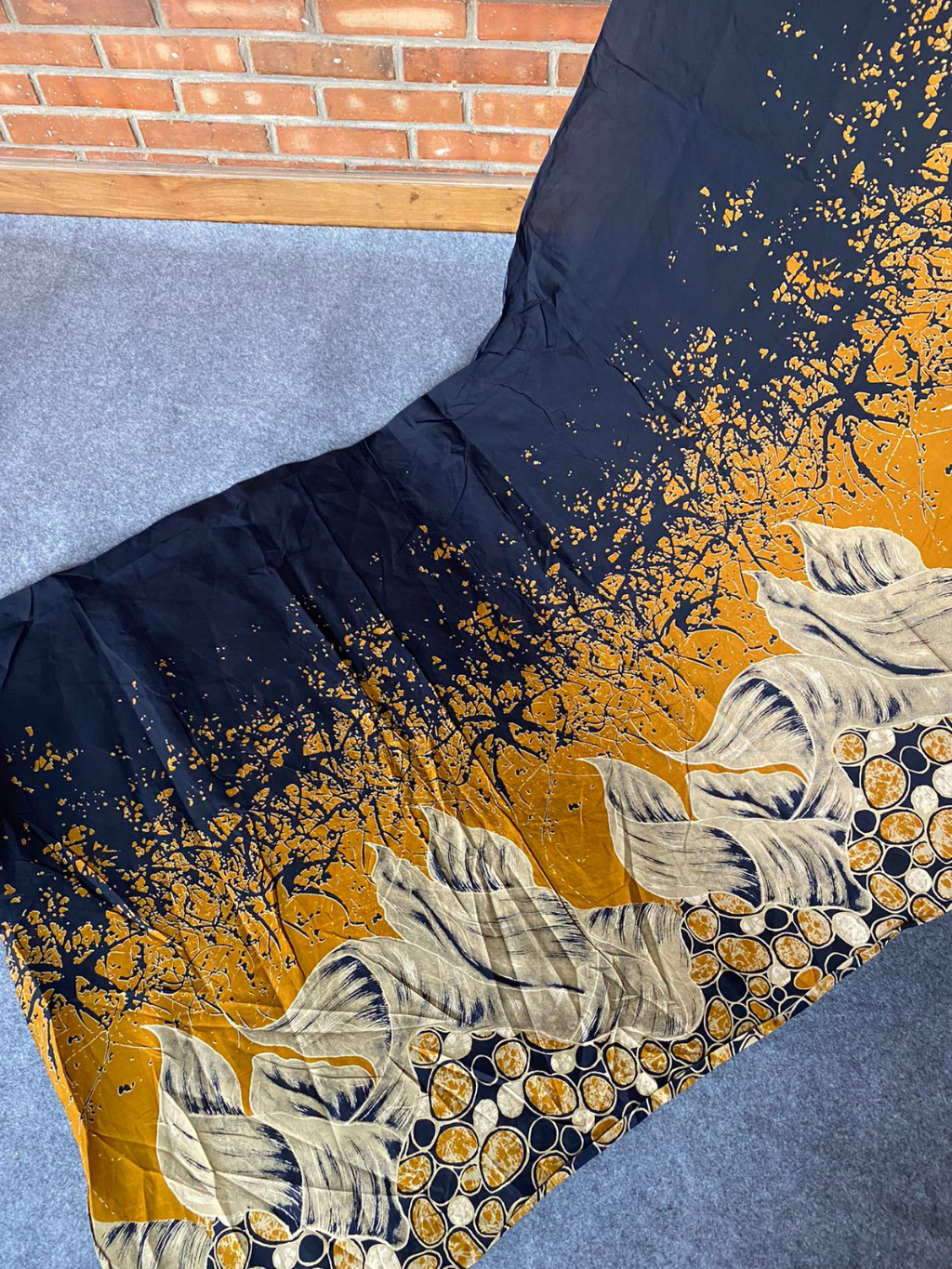 Jual Kain Batik SOLO (cabut) motif daun warna dasar hitam | Shopee ...