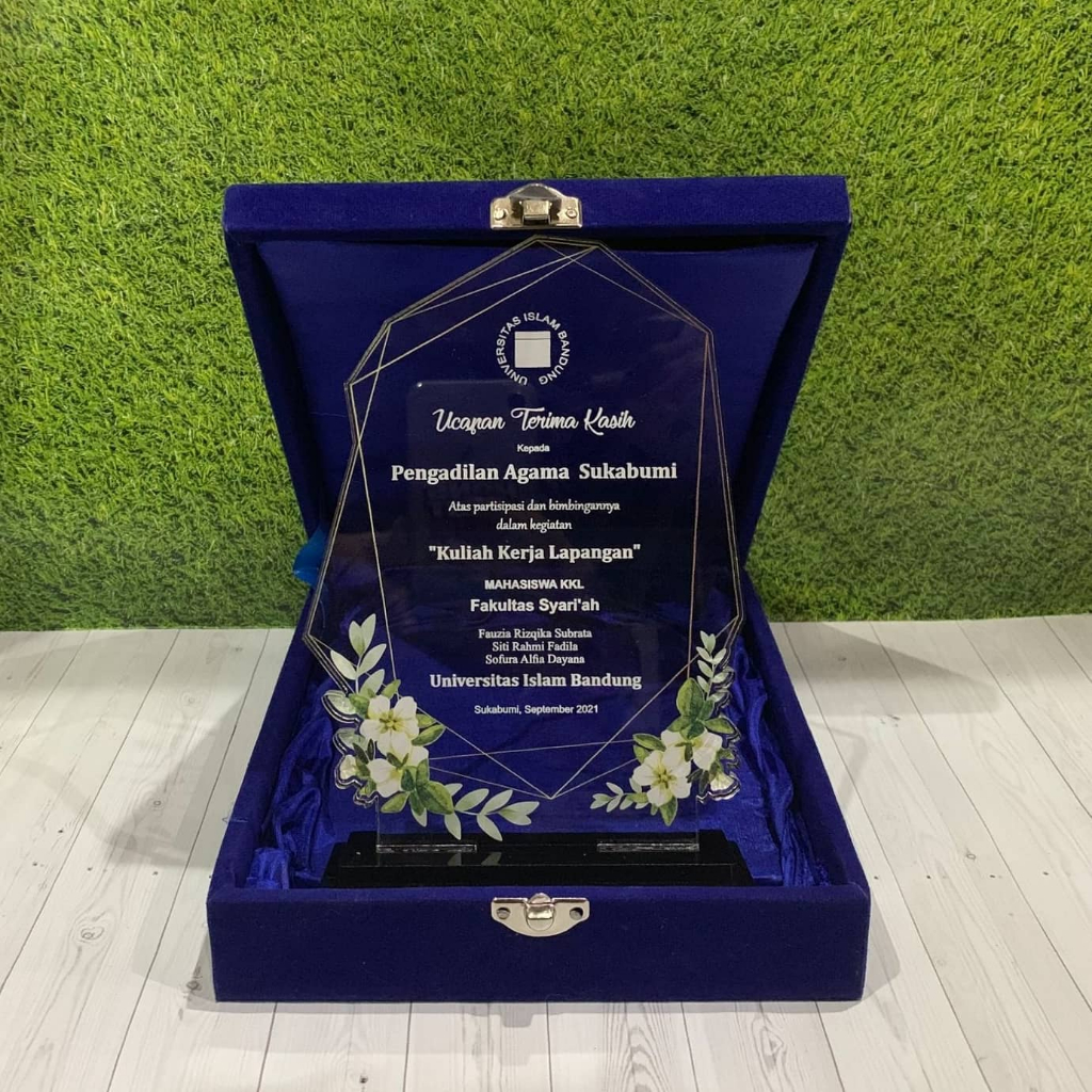 Jual Cinderamata unik/ plakat akrilik/ cinderamata akrilik/ ucapan ...